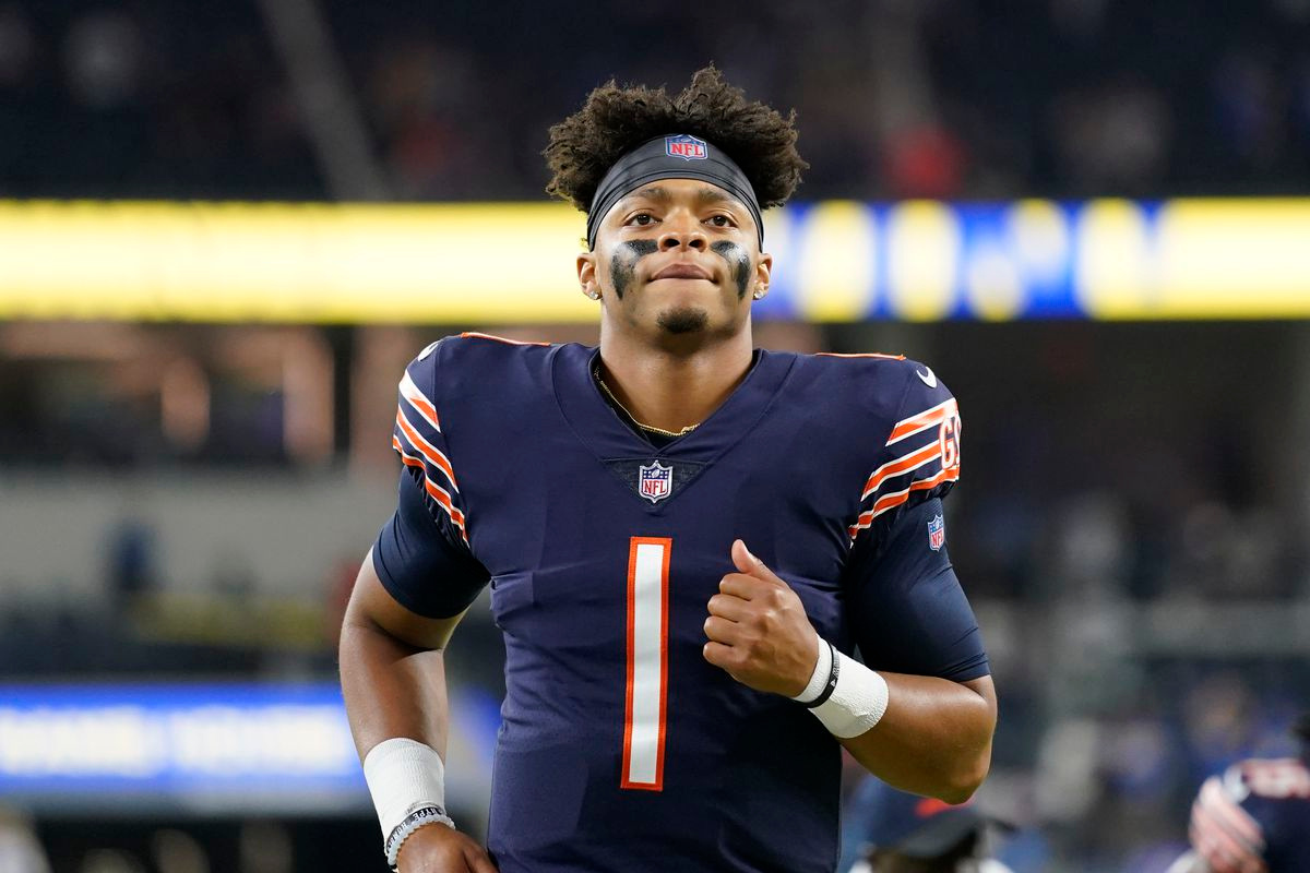 Com a lesão de Andy Dalton, Justin Fields é o novo QB1 de Chicago ...